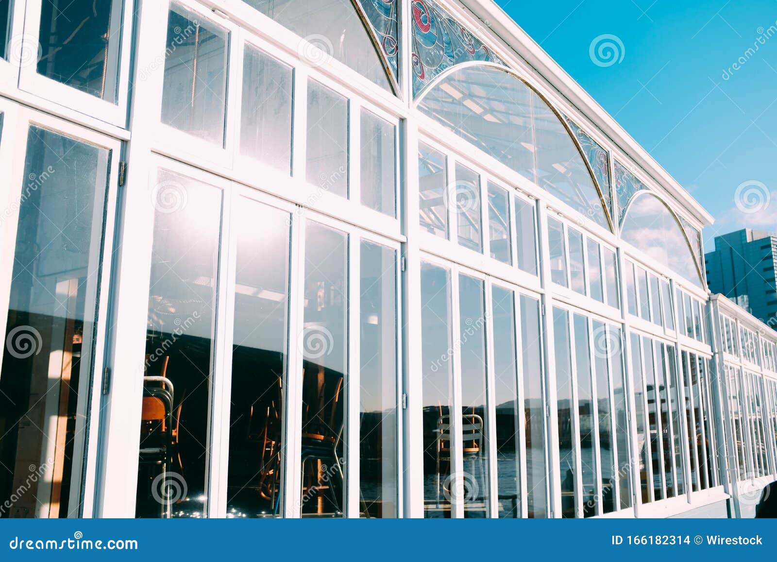 Edificio Moderno Con Ventanales En Medio De Una Ciudad Urbana Foto de ...