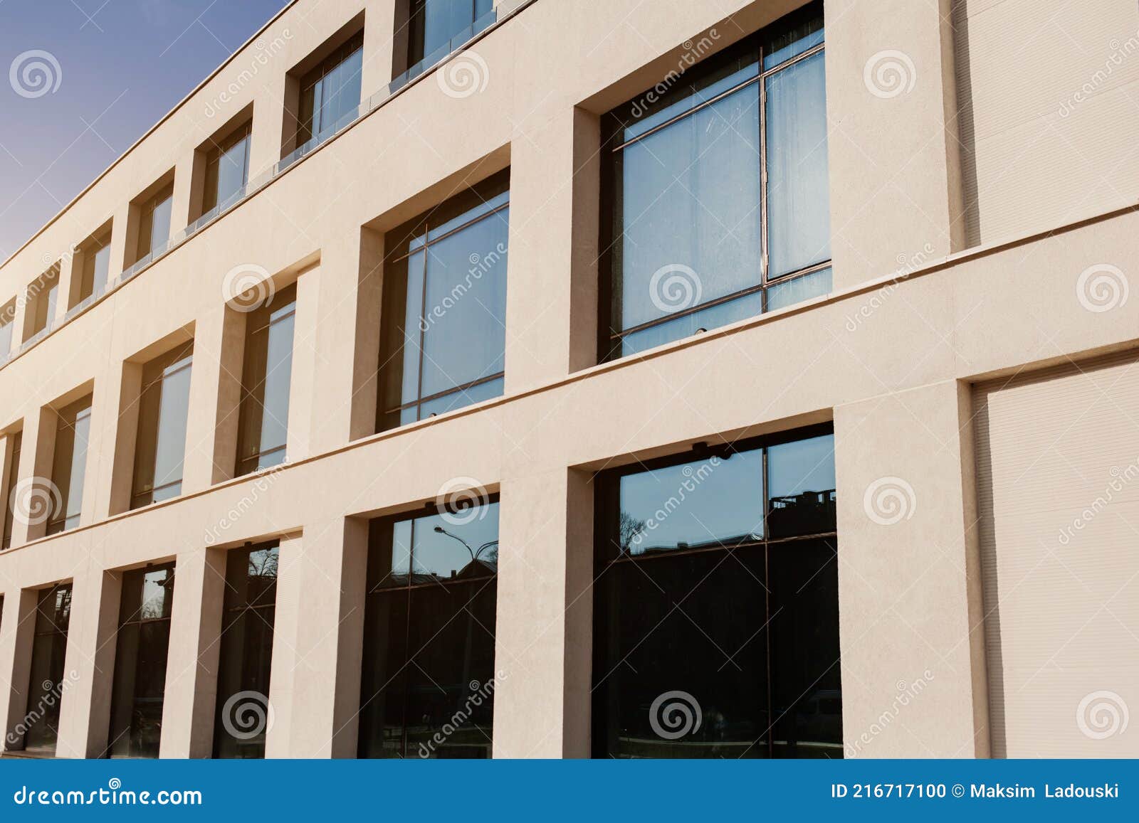 Edificio Moderno Con Ventanas Foto de archivo - Imagen de fondo, firma ...