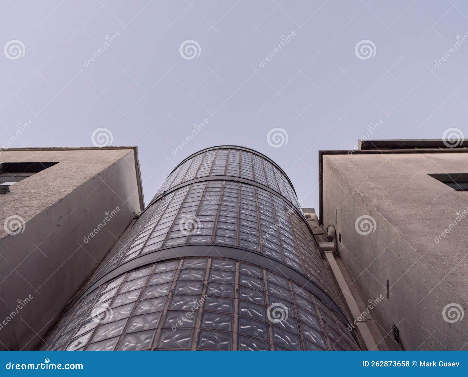 Edificio Moderno De Forma Redondeada Y Cuadrada Y Bloque De Cristal ...