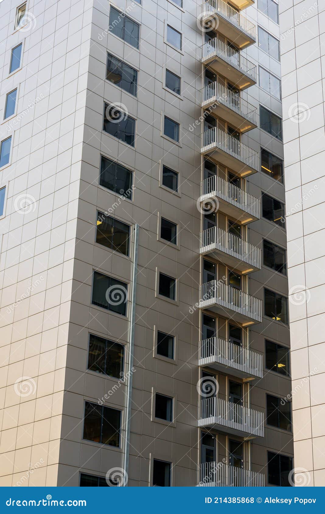 Edificio Moderno De Gran Altura Con Balcones. Foto de archivo - Imagen ...