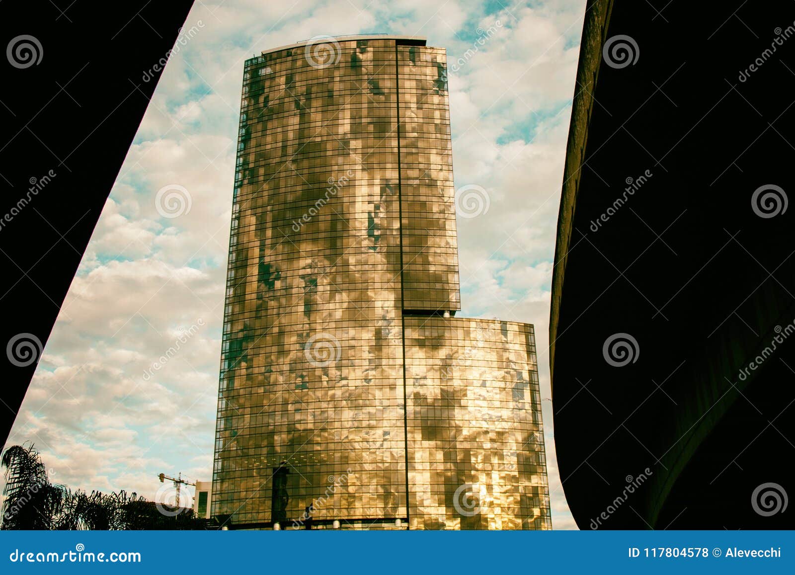 Edificio Moderno De La Arquitectura Del Negocio De Oro Foto de archivo ...