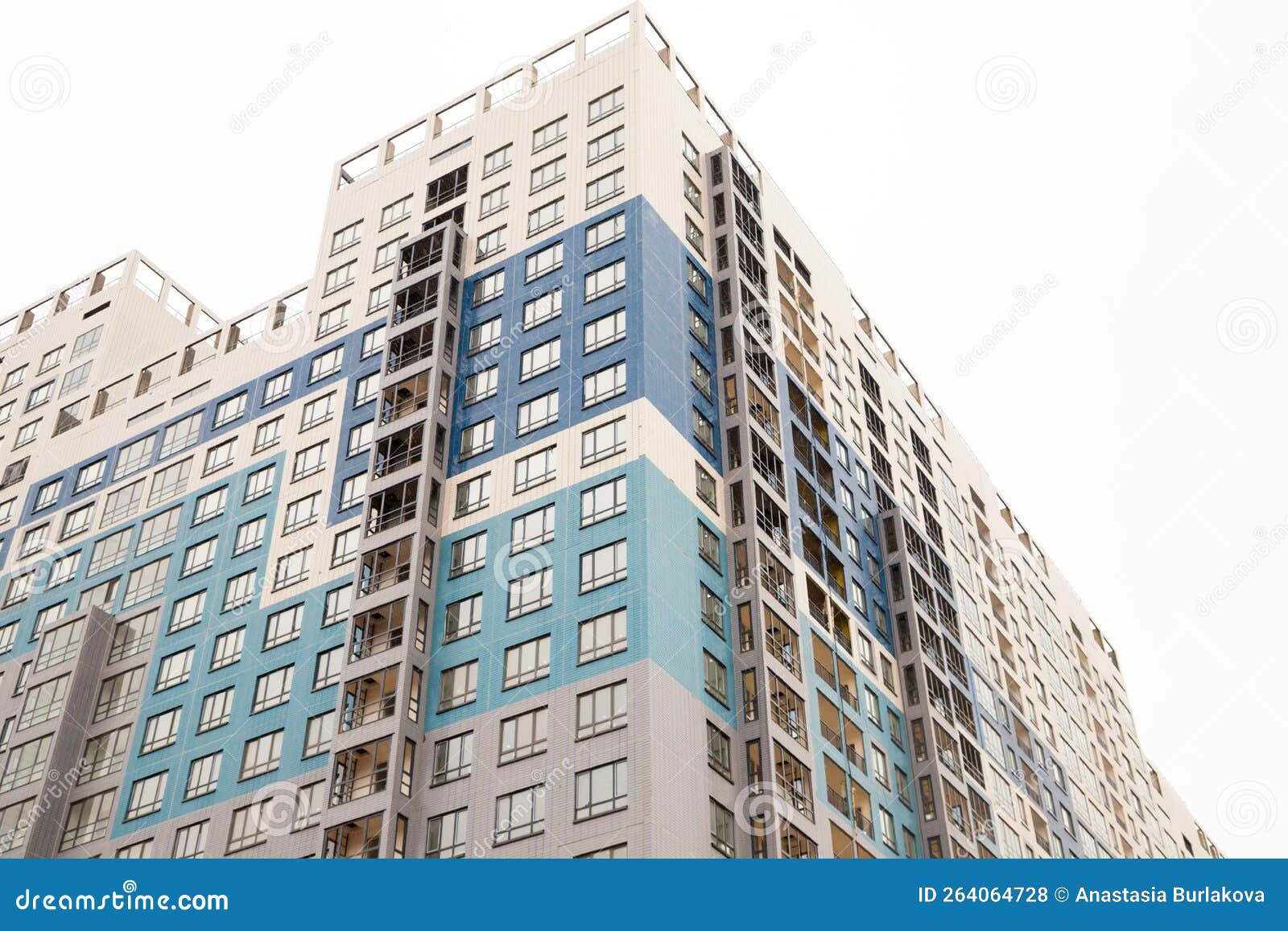 Edificio Moderno De Paneles Azul Blanco. Vista Desde La Calle Desde ...