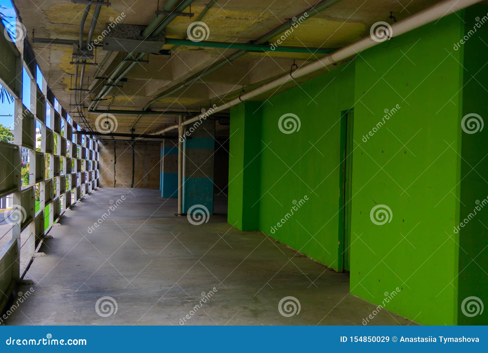 Edificio Moderno Del Centro Comercial En Cancun M?xico Imagen de archivo - Imagen de suelo ...