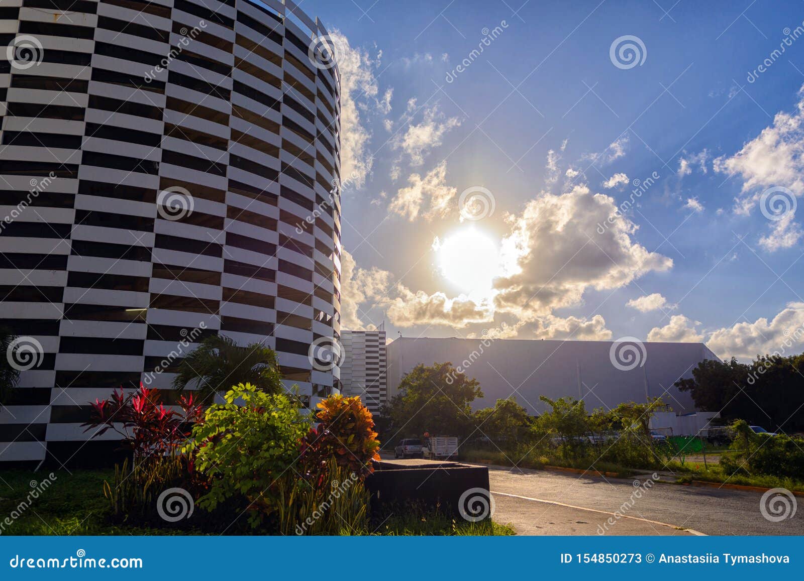 Edificio Moderno Del Centro Comercial En Cancun M?xico Imagen de archivo - Imagen de edificio ...