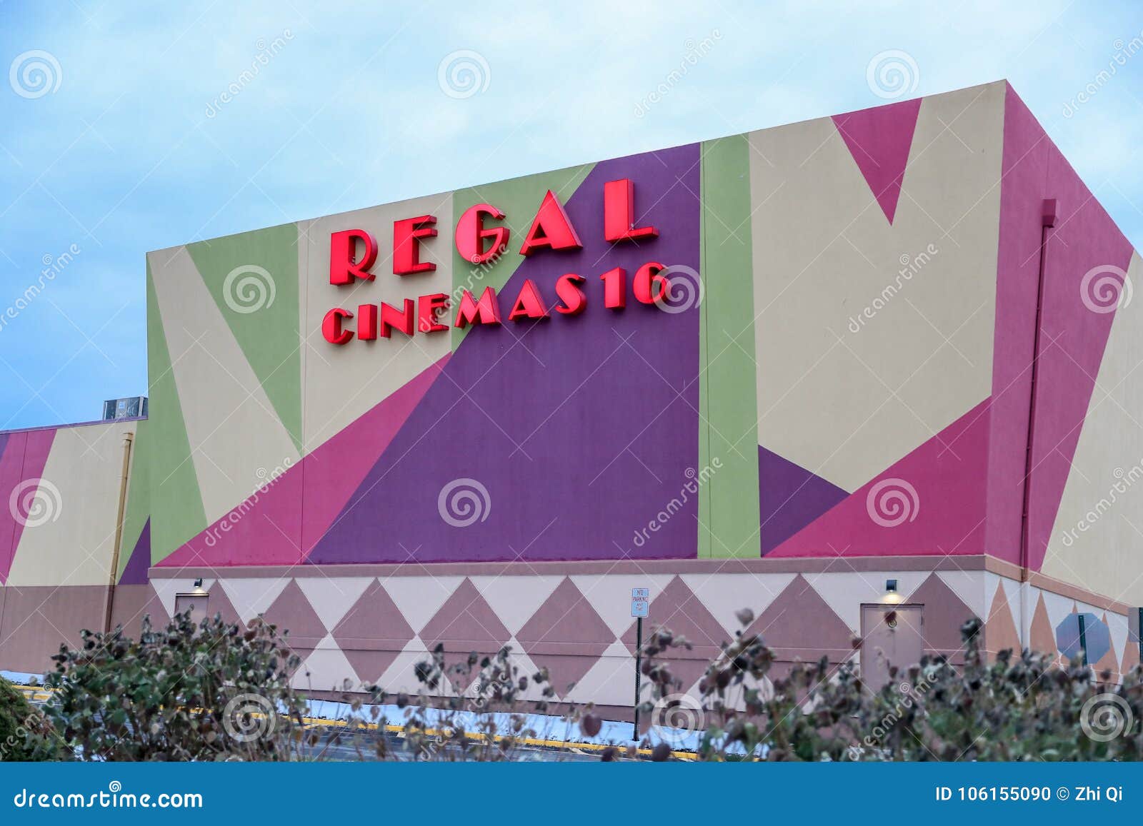 Edificio Moderno Del Cine Real Imagen editorial - Imagen de salmo ...