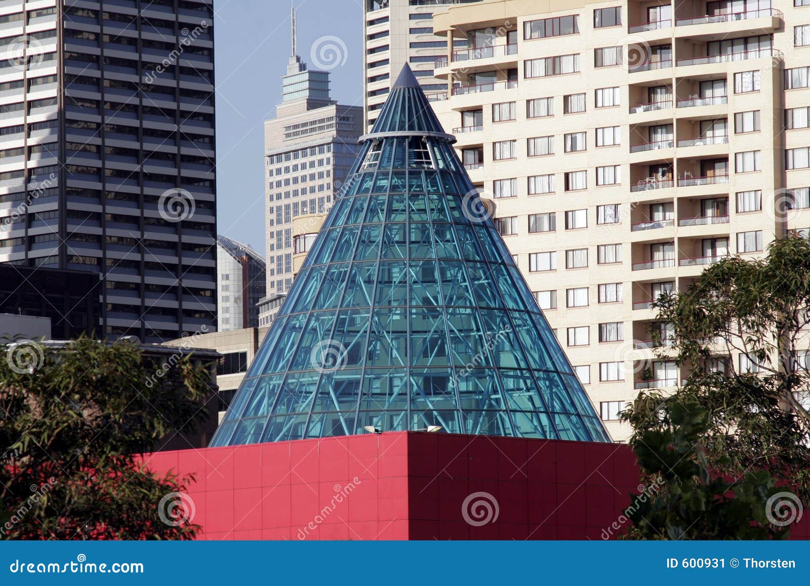 Edificio moderno del cono imagen de archivo. Imagen de rojo - 600931