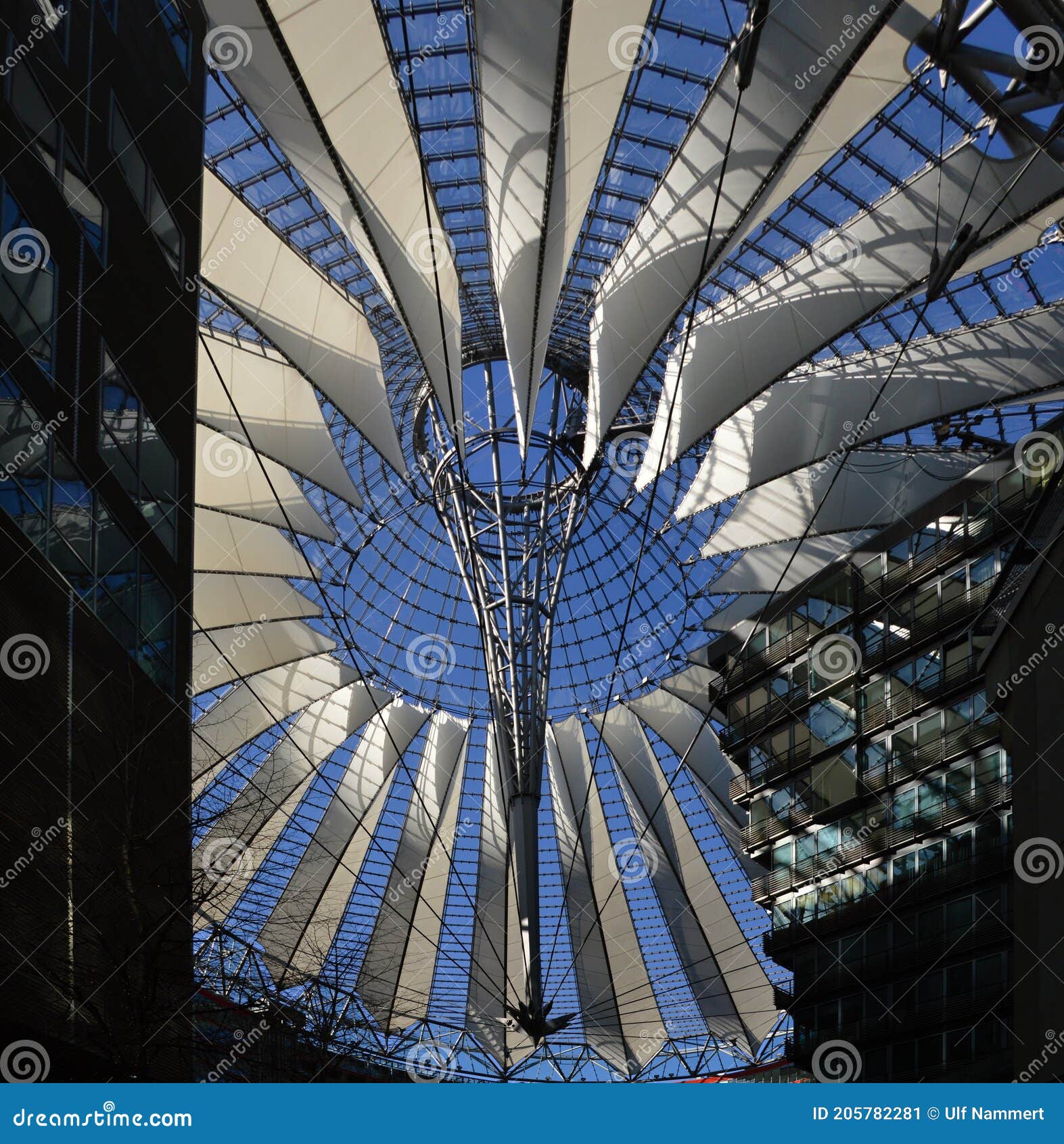 Edificio Moderno En El Barrio De Mitte Berlin Imagen de archivo ...