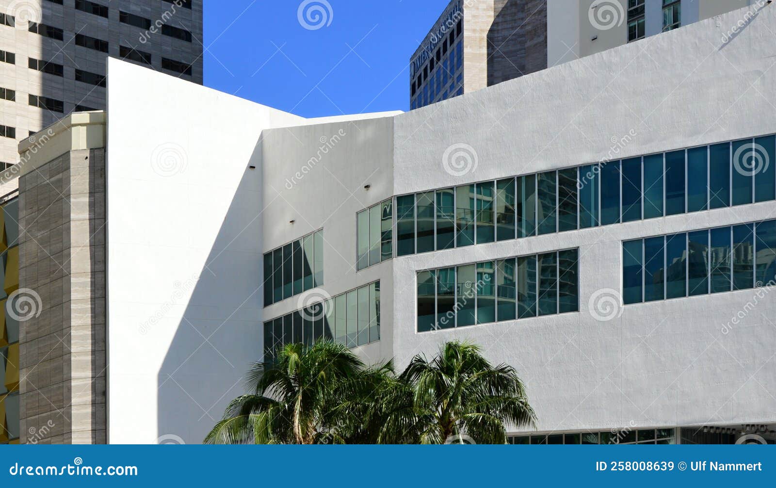 Edificio Moderno En El Centro De Miami Florida Imagen de archivo ...