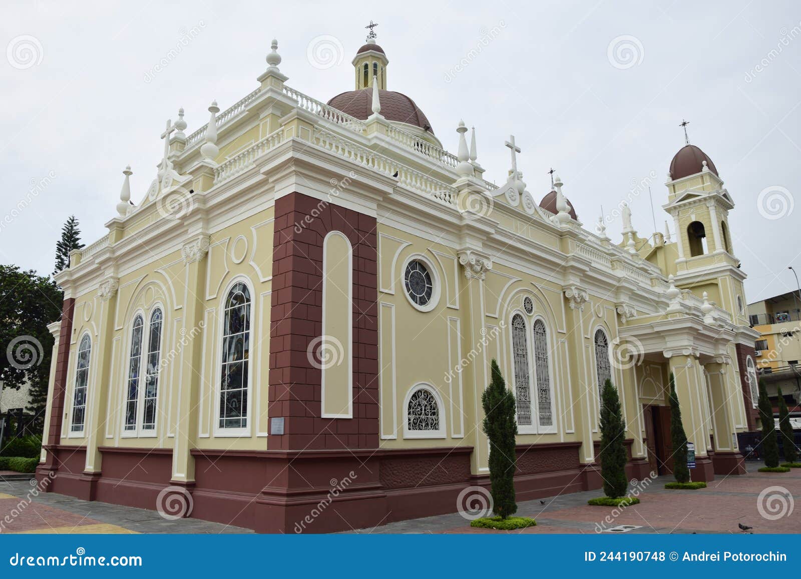 Edificio Moderno En El Terraplén Malecón 2000 En Guayaquil Foto de ...