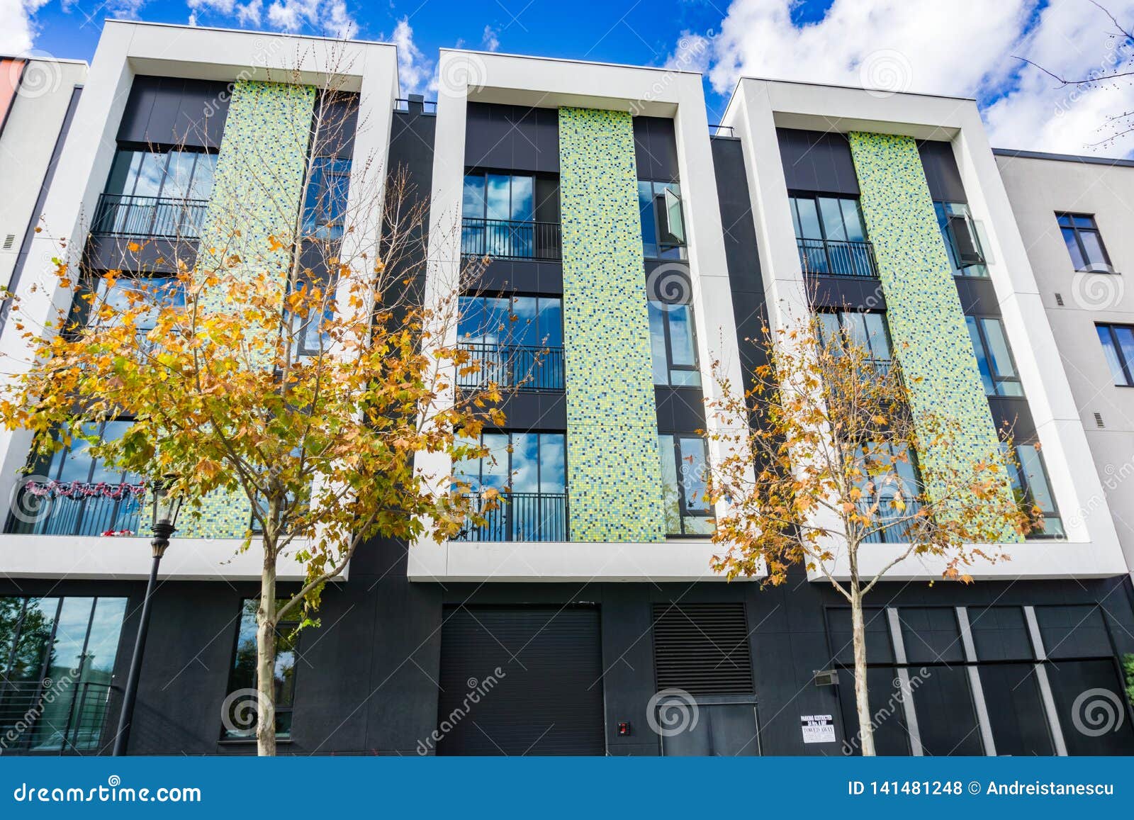 Edificio Moderno Multifamiliar Residencial, San Jose, California Foto ...