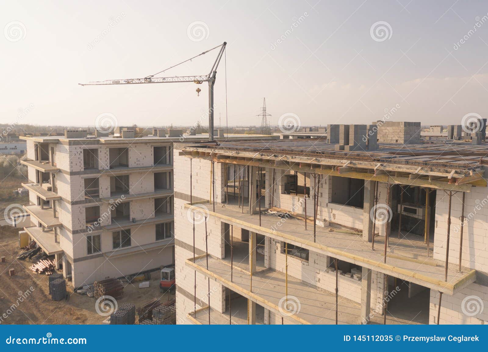 Edificio Multifamiliar Bajo Construcci?n Imagen de archivo - Imagen de exterior, bloque: 145112035