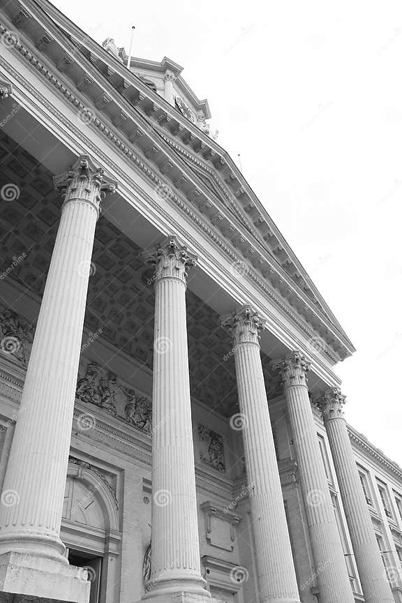 Edificio neoclásico foto de archivo. Imagen de columnas - 222006