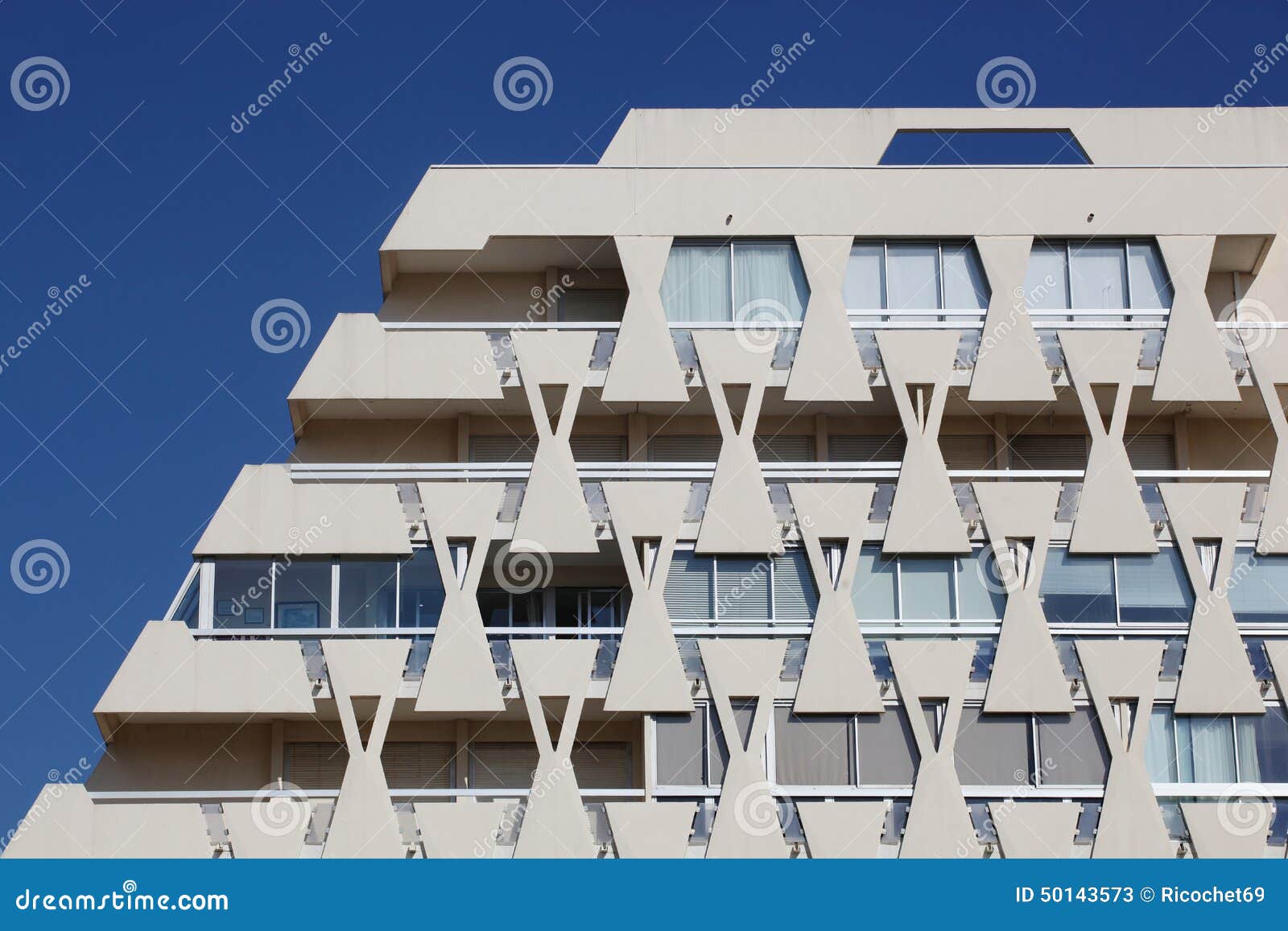 Edificio Piramidal En Grande Motte Del La Foto de archivo editorial - Imagen de futurista ...