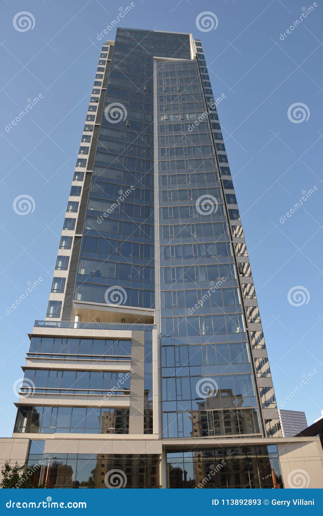 Edificio Rectangular De La Propiedad Horizontal En Portland, Oregon ...