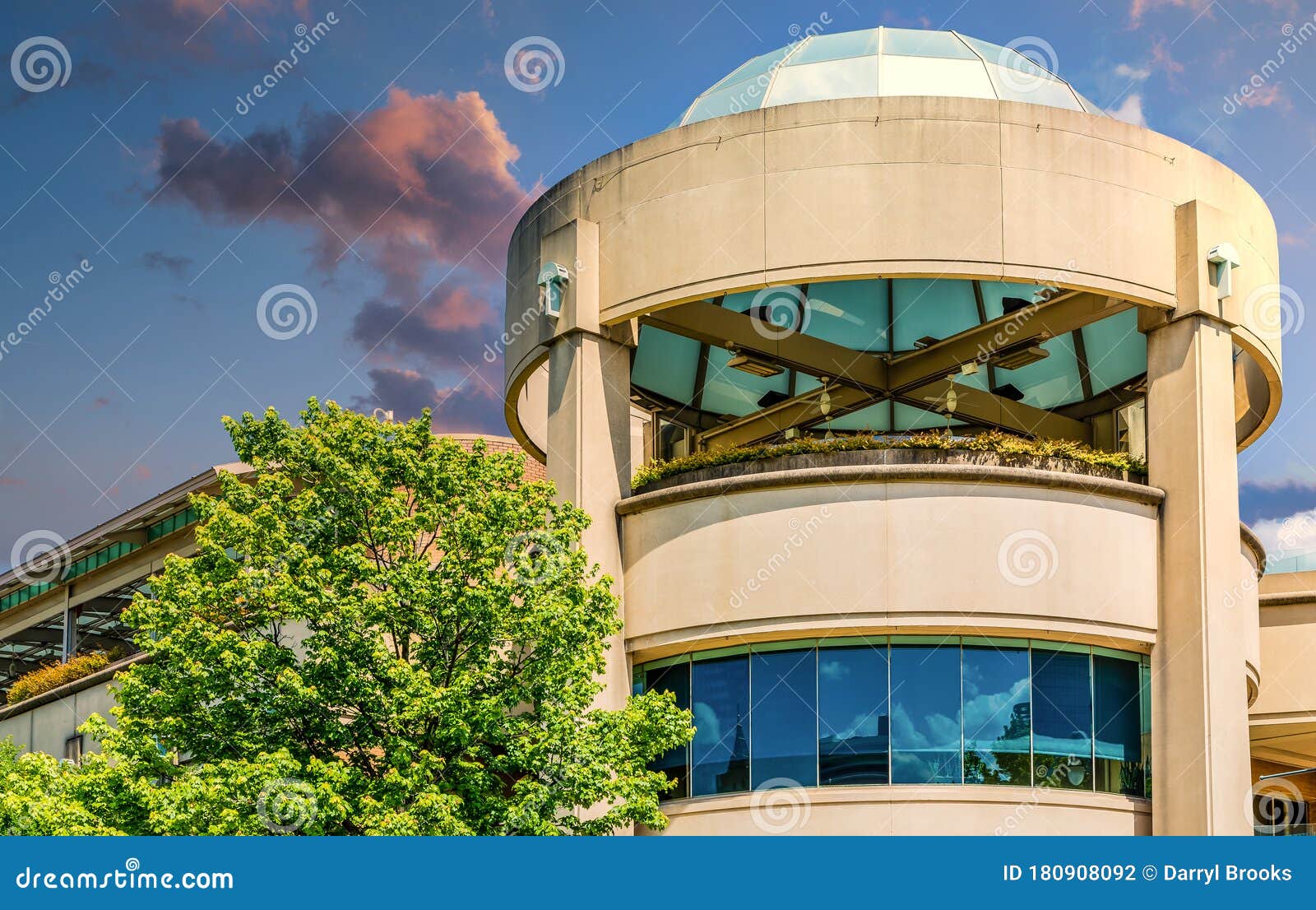 Edificio Redondeado Moderno Foto de archivo - Imagen de atlanta ...