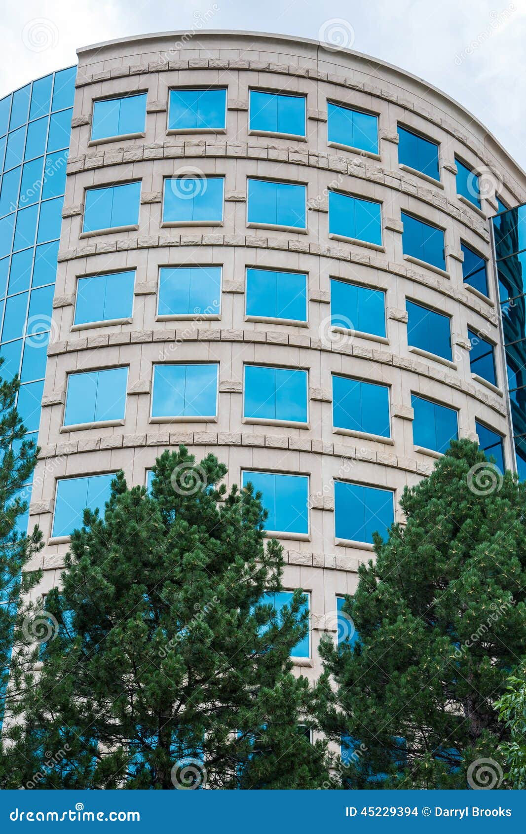 Edificio Redondo Con Los árboles Azules Del Vidrio Y De Pino Foto de ...
