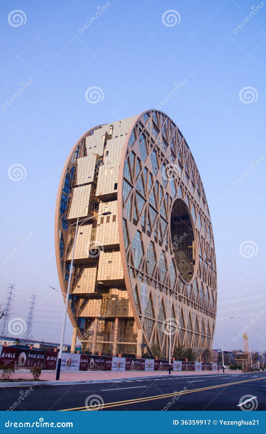 Edificio Redondo De Guangzhou Fotografía editorial - Imagen de charca ...