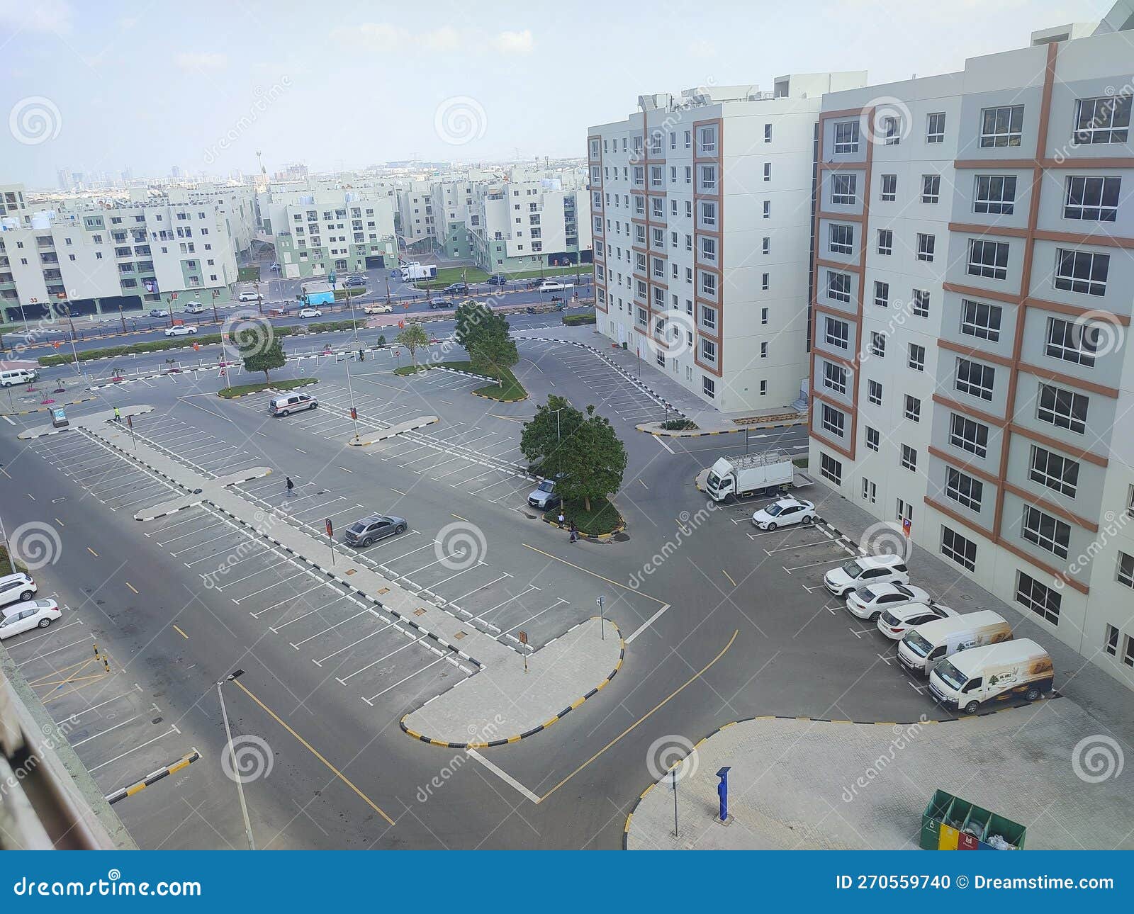 Edificio Residencial Al Khail Gate Imagen editorial - Imagen de coche, rascacielos: 270559740