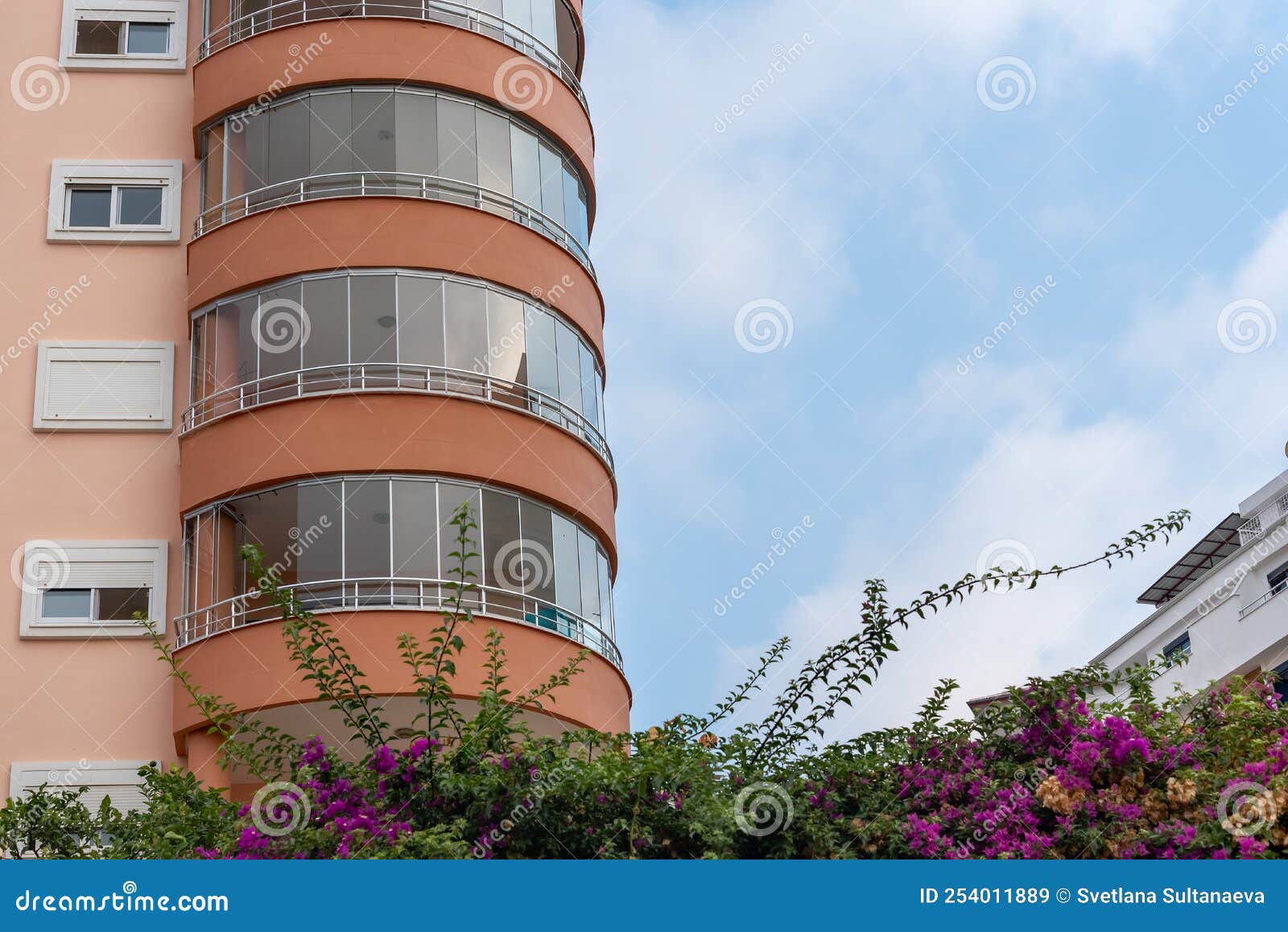 Edificio Residencial Anaranjado Con Balcones Redondos Contra El Cielo ...