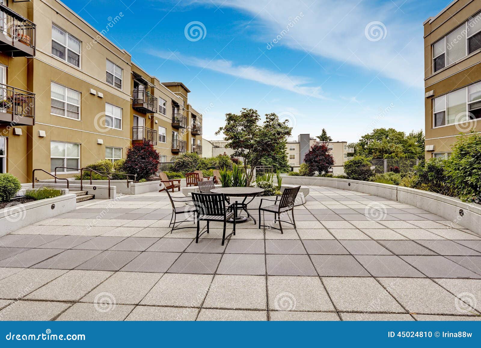 Edificio Residencial Con El Patio Foto de archivo - Imagen de casero ...