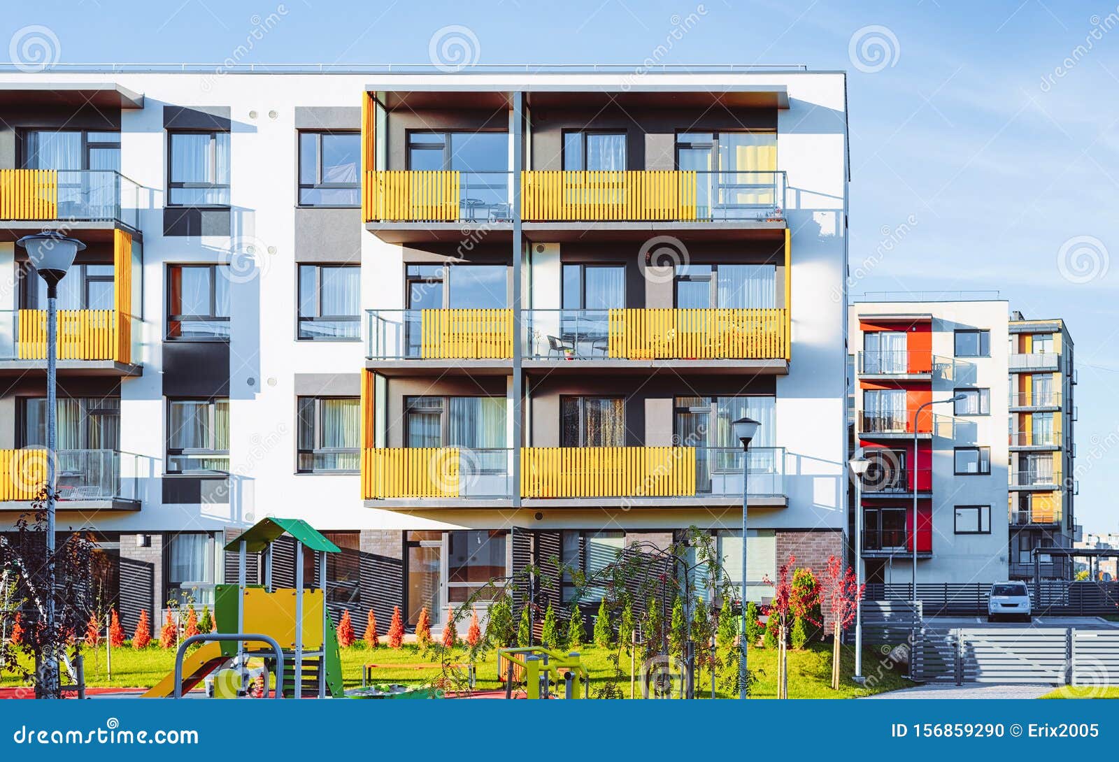 Edificio Residencial De Apartamentos Con Arquitectura De Fachada Y ...