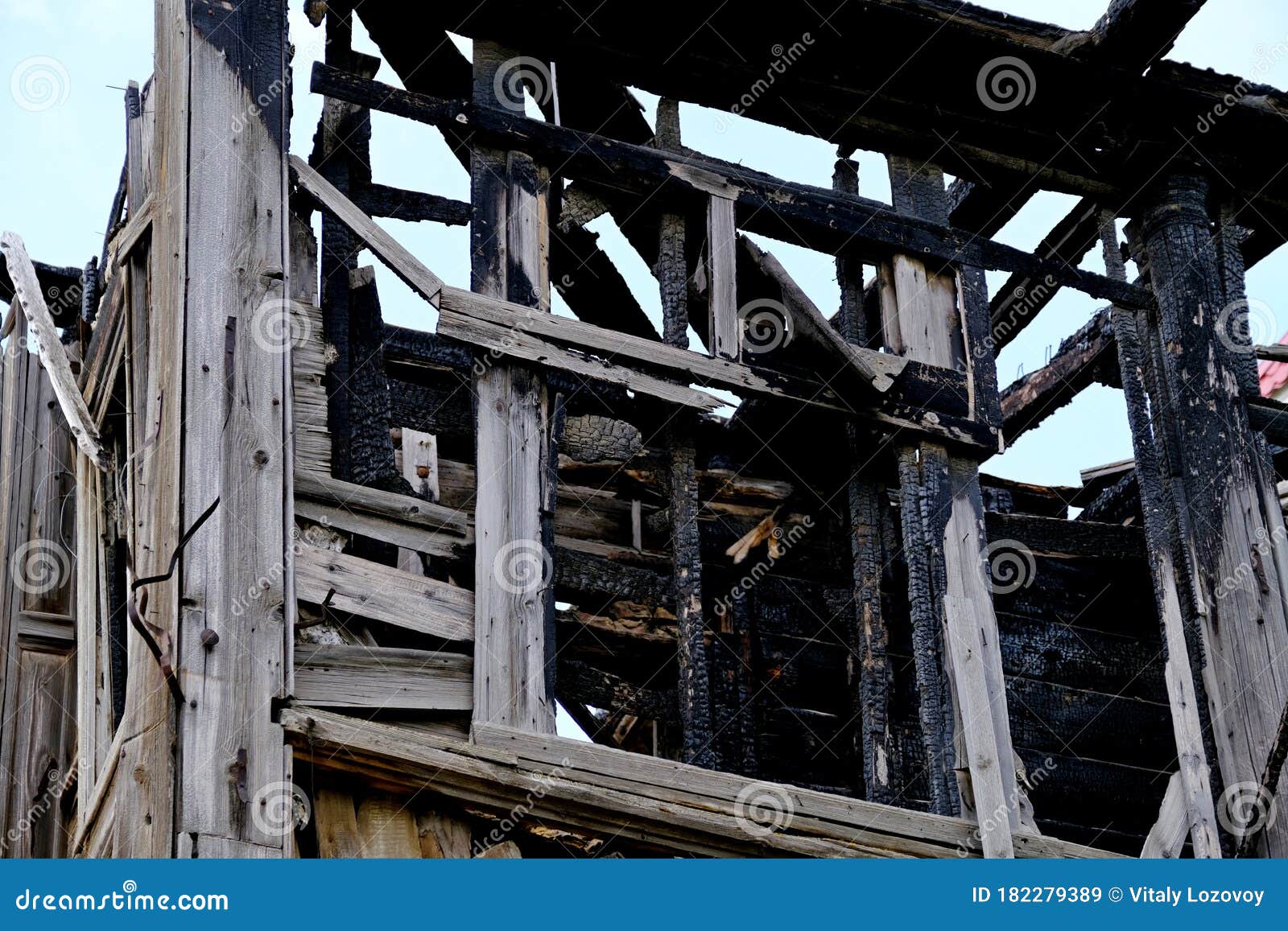 Edificio Residencial Tras Un Incendio. Imagen de archivo - Imagen de ...
