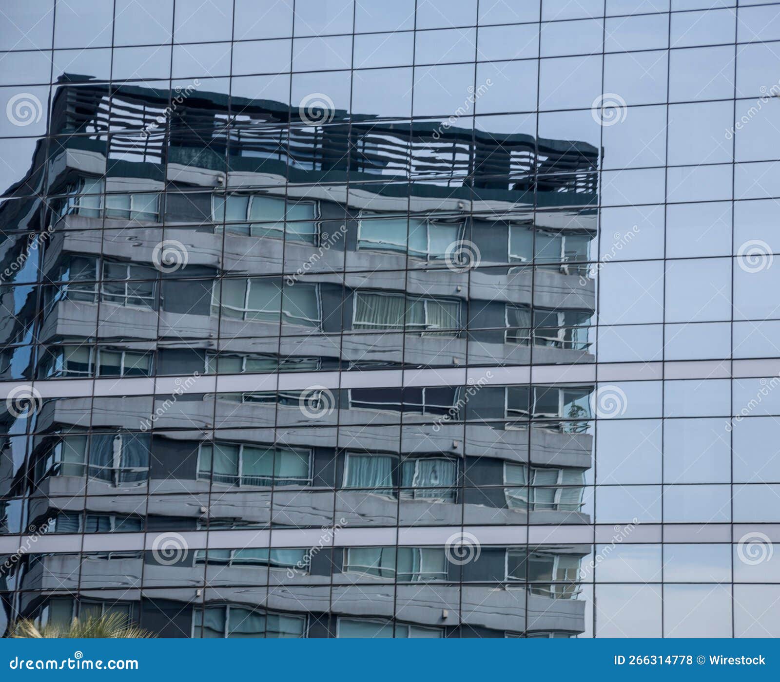 Edificio Retorcido Que Se Refleja En Una Gran Fachada De Edificios Con ...