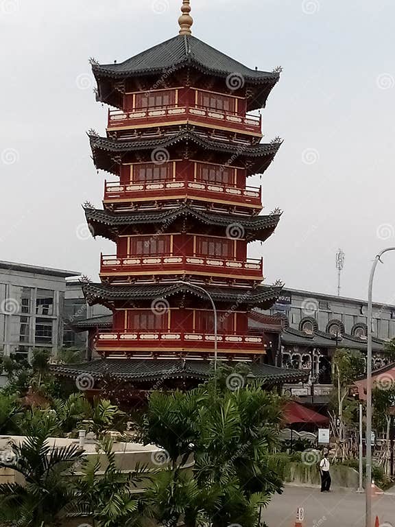 Edificio rojo foto de archivo. Imagen de torre, ciudad - 249280286
