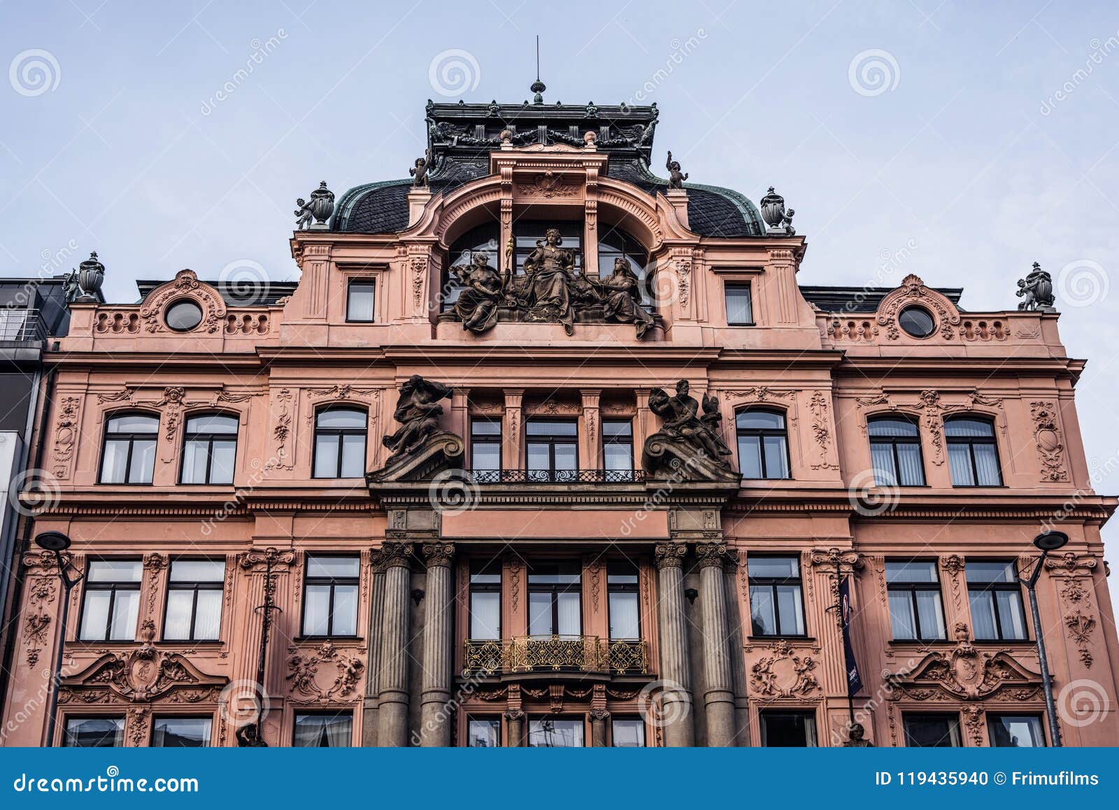 Edificio Rojo En Estilo Barroco En Wenceslas Square Foto de archivo ...