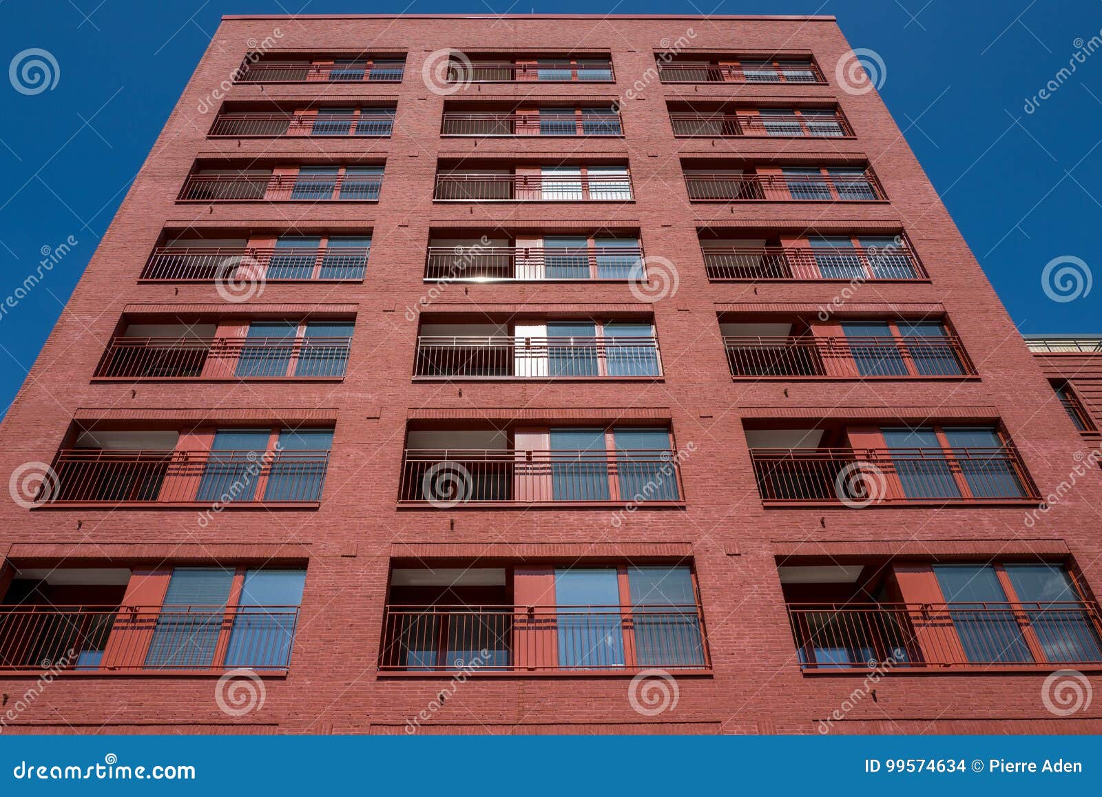 Edificio rojo en Francfort foto de archivo. Imagen de ciudad - 99574634