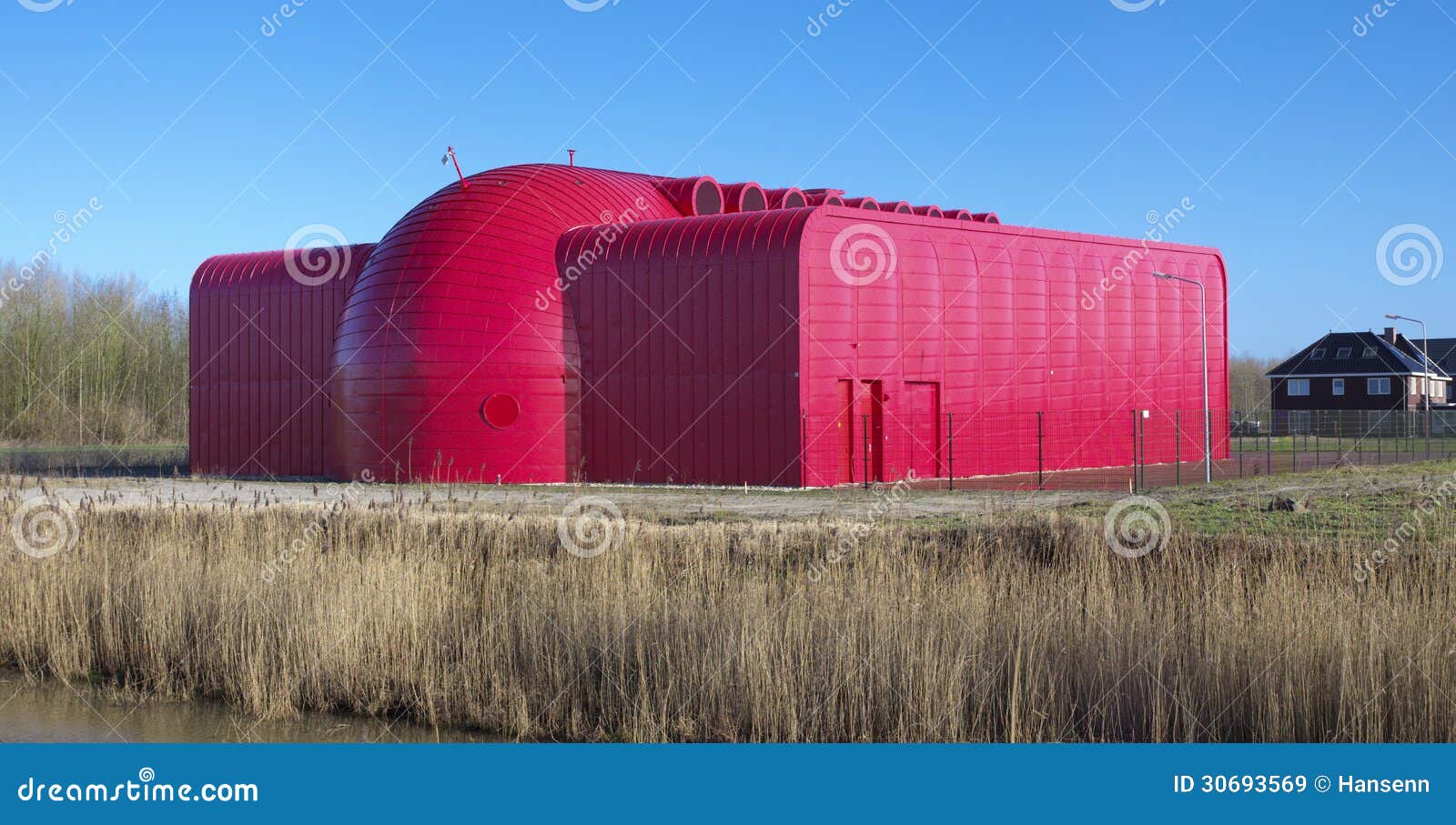 Edificio rojo moderno imagen de archivo editorial. Imagen de ...