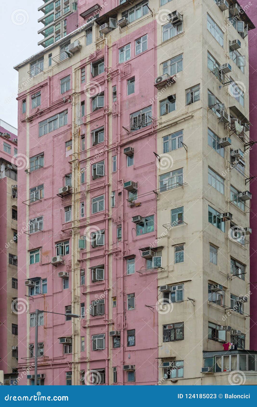 Edificio rosado imagen de archivo. Imagen de alto, porcelana - 124185023