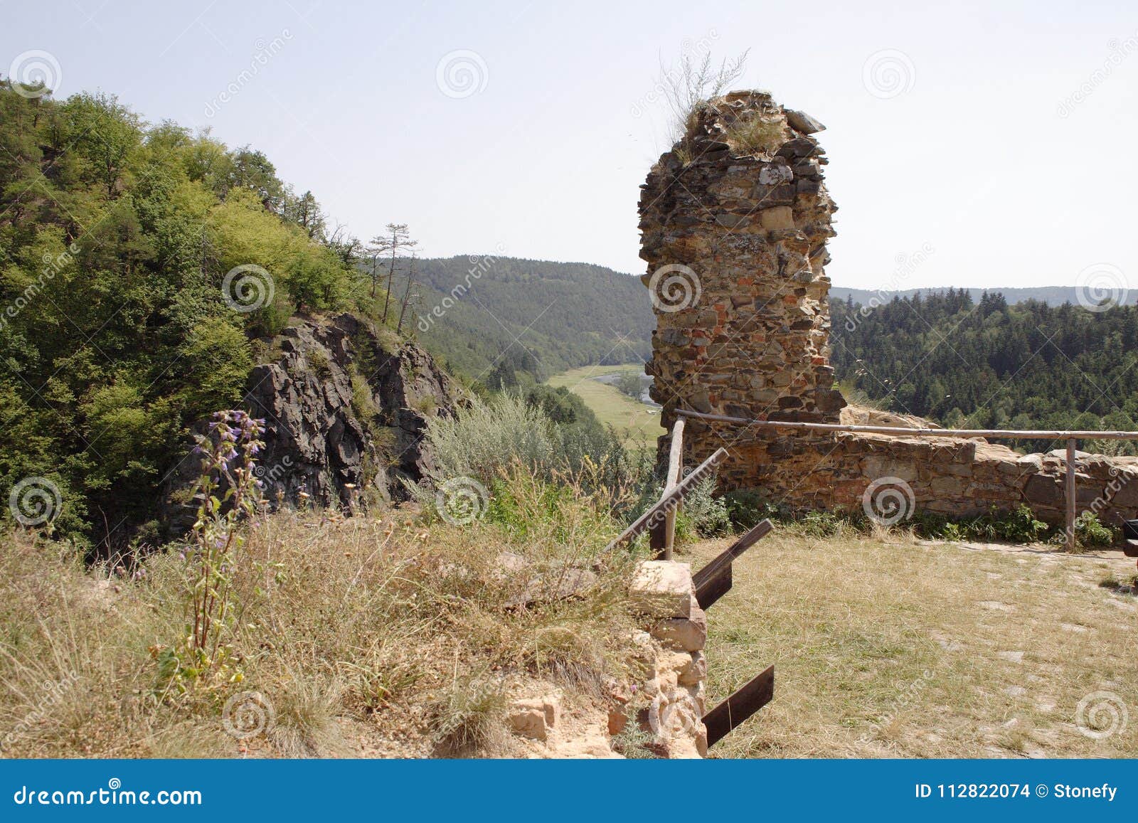 Edificio Roto Abandonado En La Colina Del Bosque Foto de archivo ...