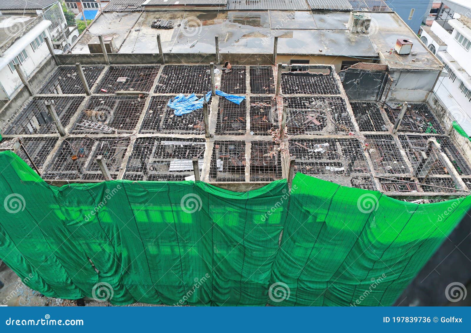 Edificio Roto Durante La Demolición Desde Arriba Foto de archivo ...