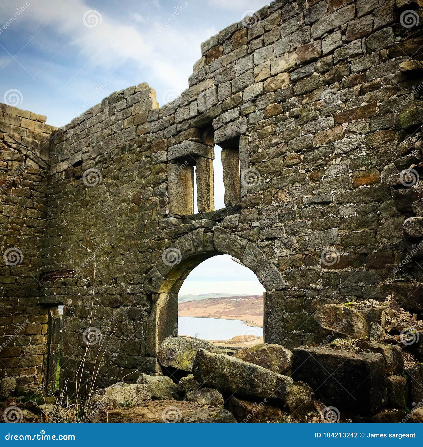 Edificio roto viejo foto de archivo. Imagen de roto - 104213242