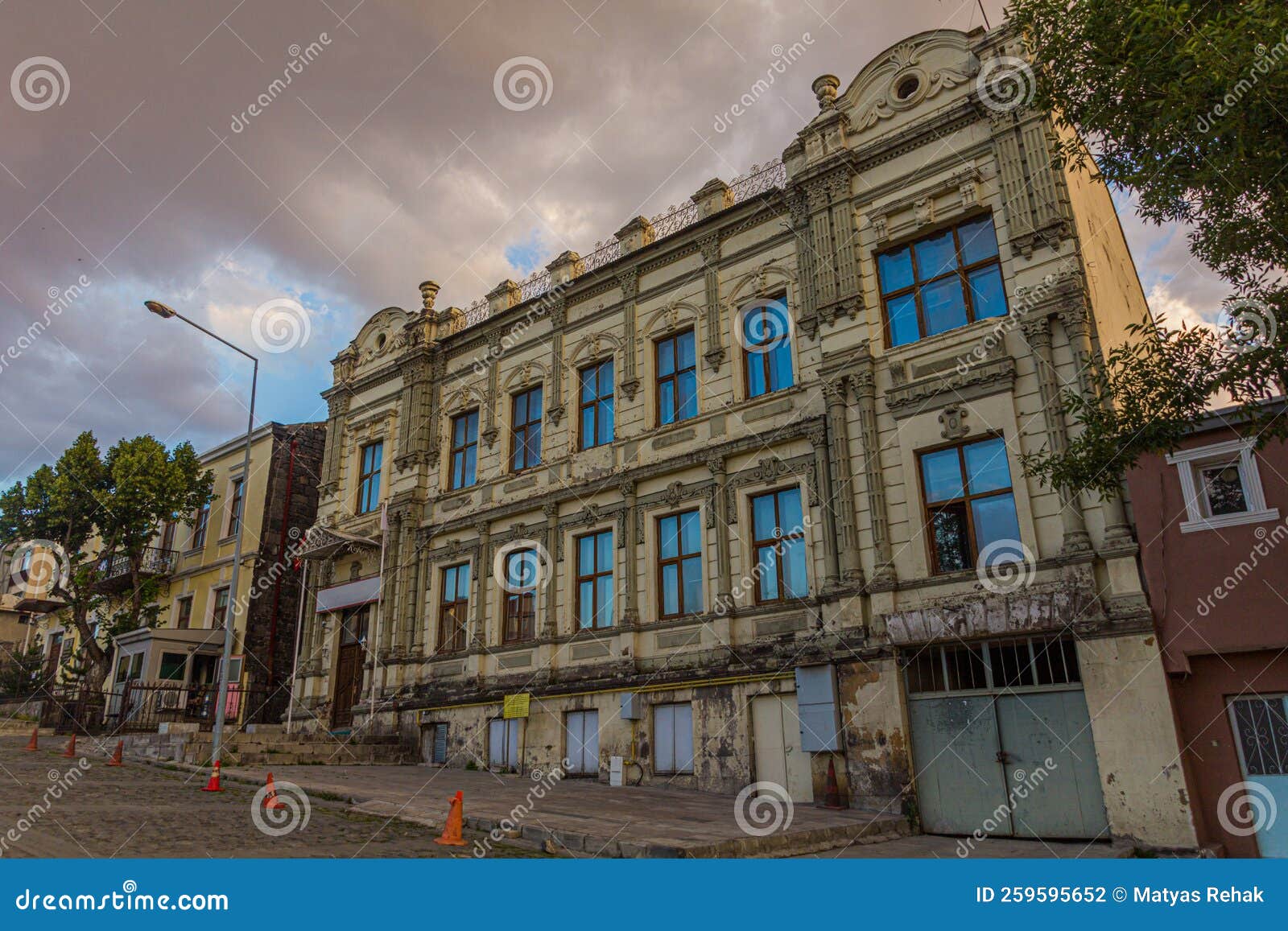 Edificio Ruso Del Siglo XIX En Kars Turk Foto de archivo - Imagen de ...