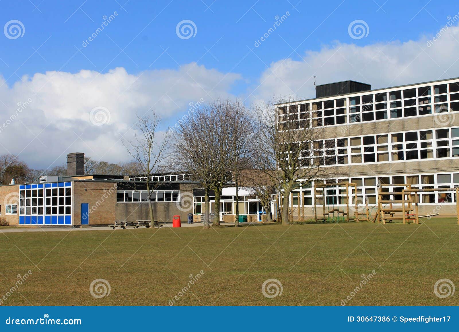 Edificio Scolastico Moderno Fotografia Stock - Immagine di estate ...