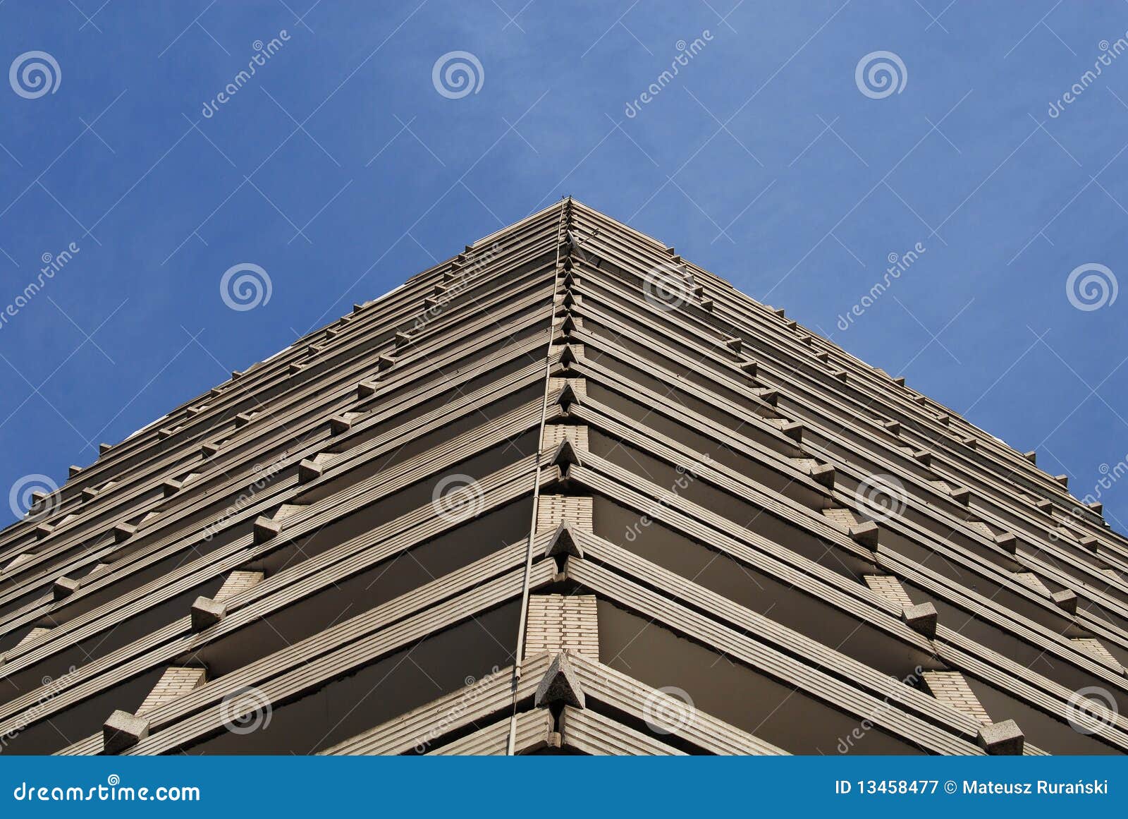 Edificio Triangular Imagen De Archivo Imagen De Nubes 13458477 6393