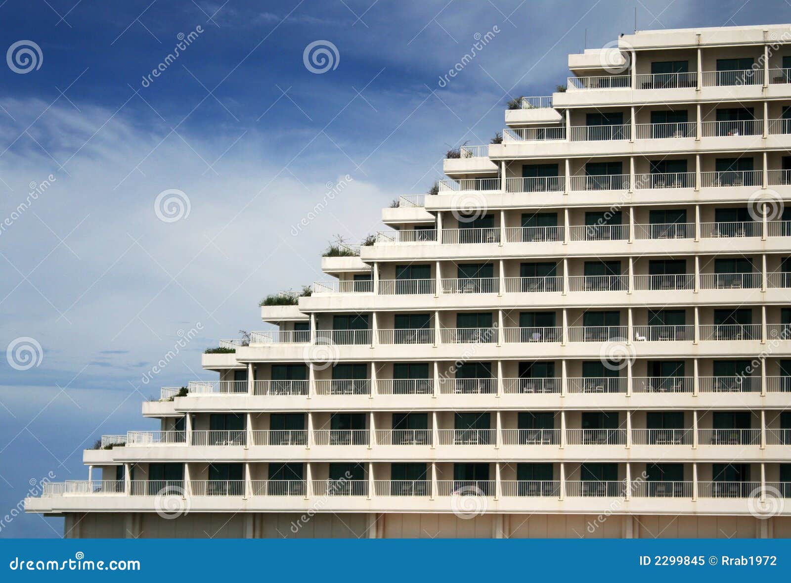 Edificio triangular imagen de archivo. Imagen de fachada - 2299845