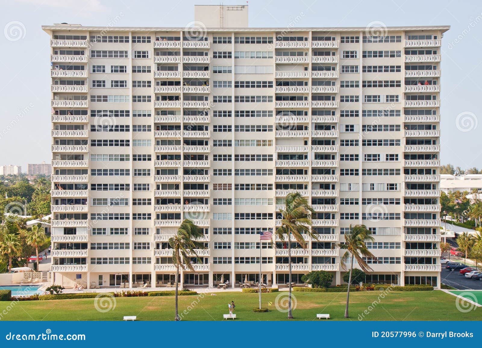 Edificio Tropical Blanco Enorme De La Propiedad Horizontal Foto de ...