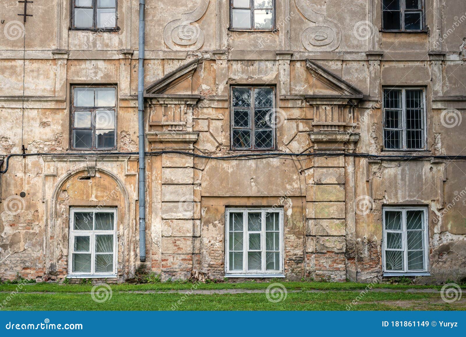 Edificio Urbano Abbandonato Immagine Stock - Immagine di costruzione, abbandonato: 181861149