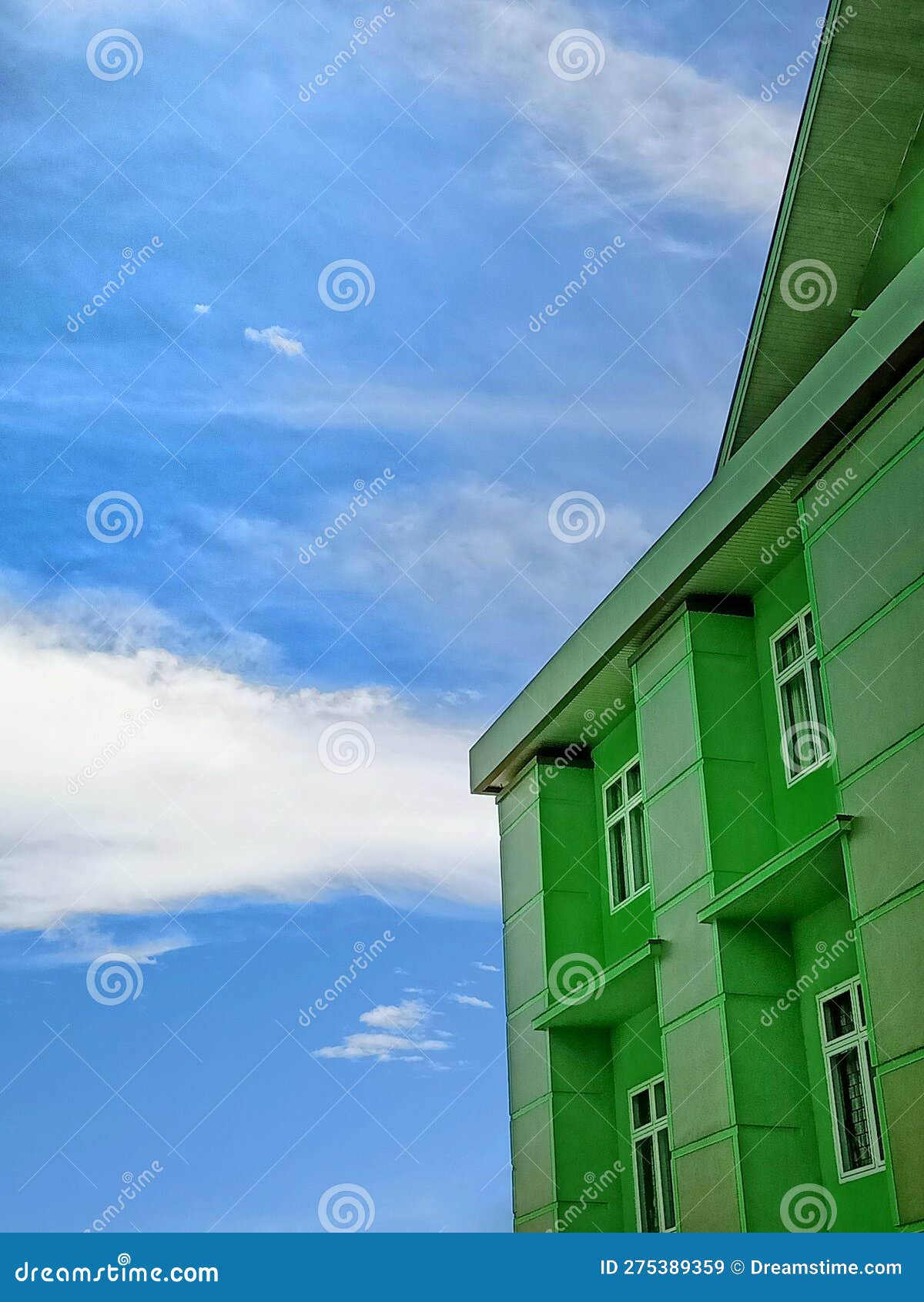 Edificio Verde Con Cielo Azul Y Ventana De Nubes Imagen de archivo - Imagen de ventana, edificio ...