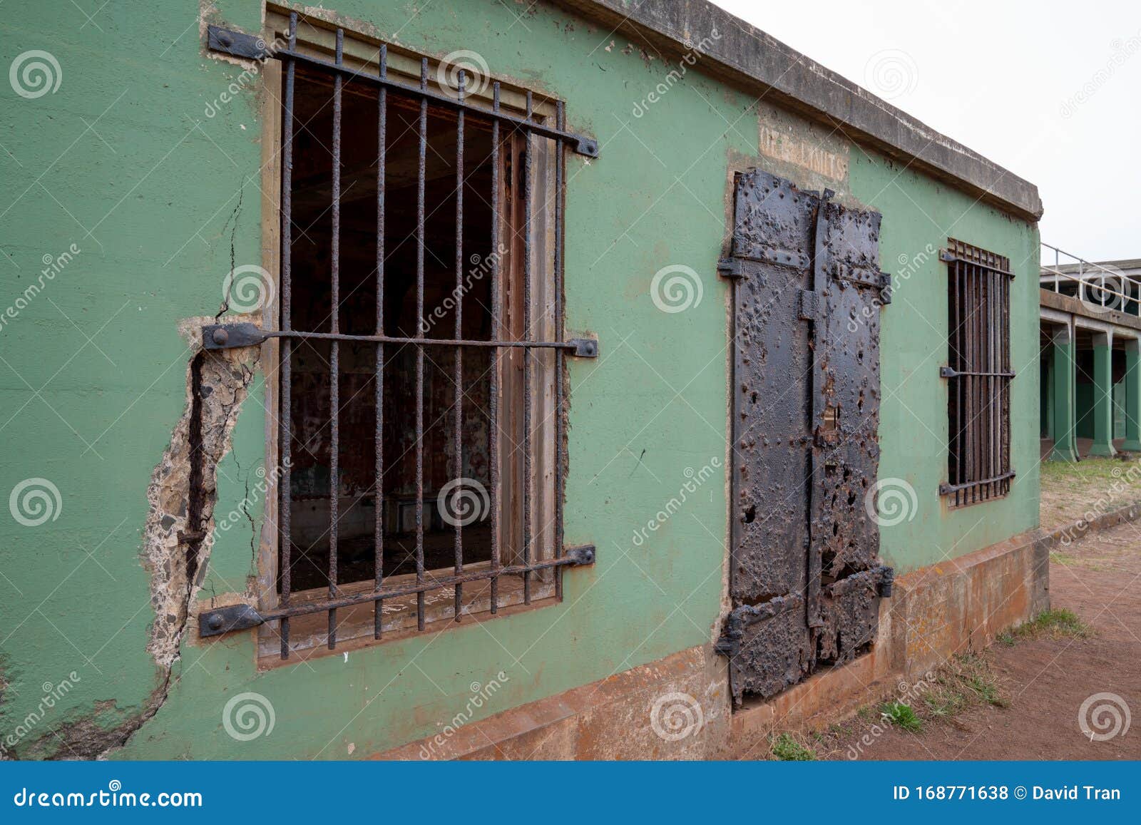 Edificio Verde Roto Con Puertas De Metal Oxidado Foto de archivo ...
