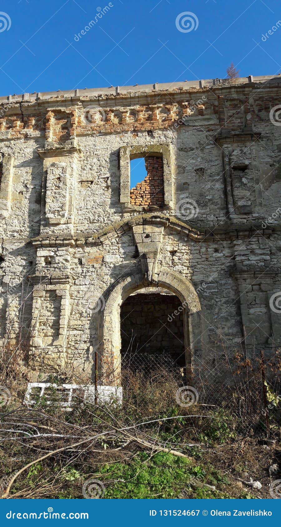 Edificio Viejo Del Abandono Fachada Delantera De Un Edificio Abandonado ... Edificio Viejo Del Abandono Fachada Delantera De Un Edificio Abandonado ...