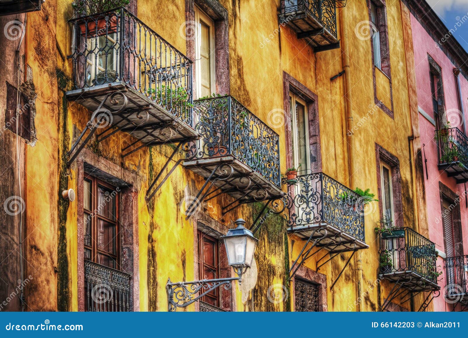 Edificio viejo en Bosa imagen de archivo. Imagen de lugar - 66142203