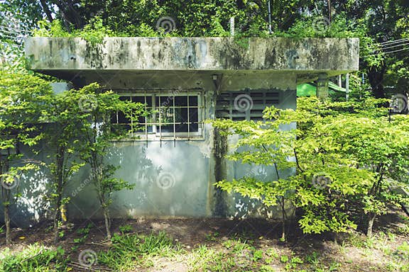 Edificio Y Espacio Y Piso Concreto En Parque Público Foto de archivo - Imagen de suelo, rayado ...