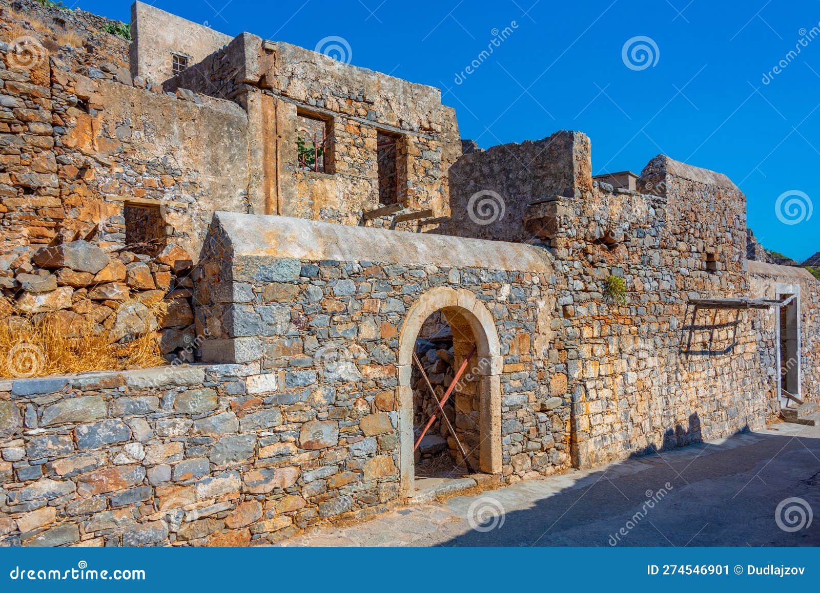 Edificios Antiguos En La Fortaleza De Spinalonga En Crete De La Isla ...
