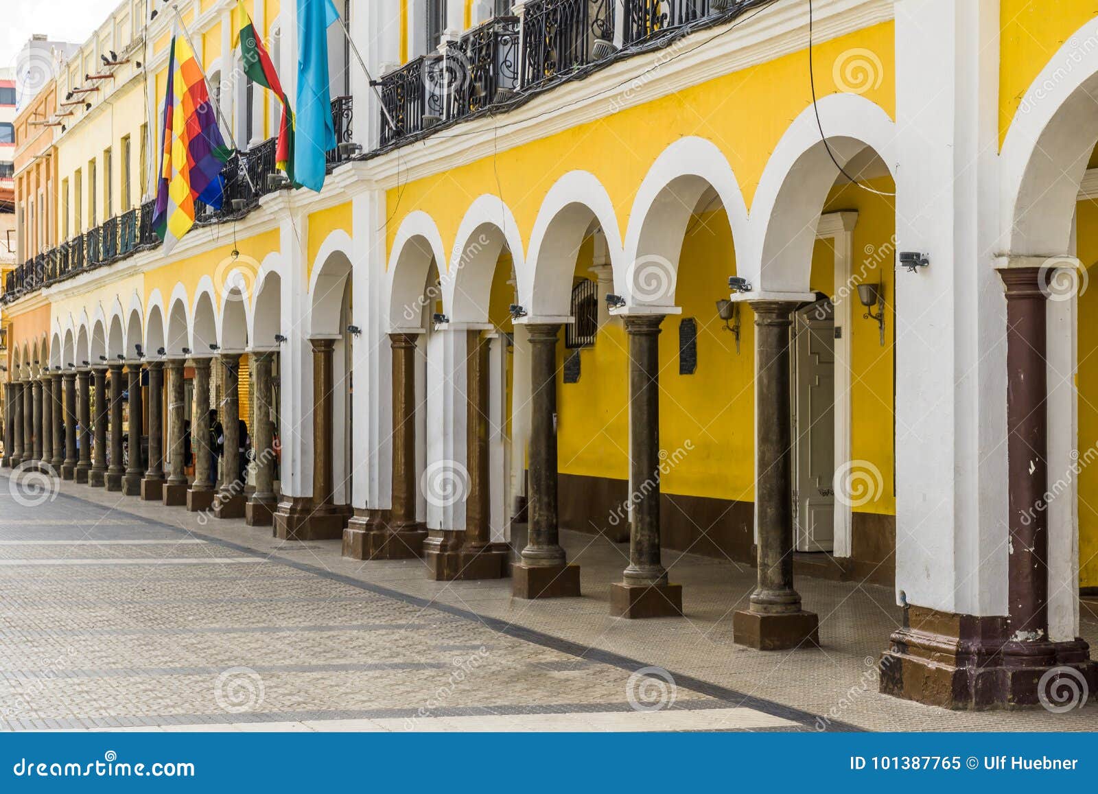 Edificios Coloniales Coloridos En Dos Puntos De La Plaza En Cochabamba ...