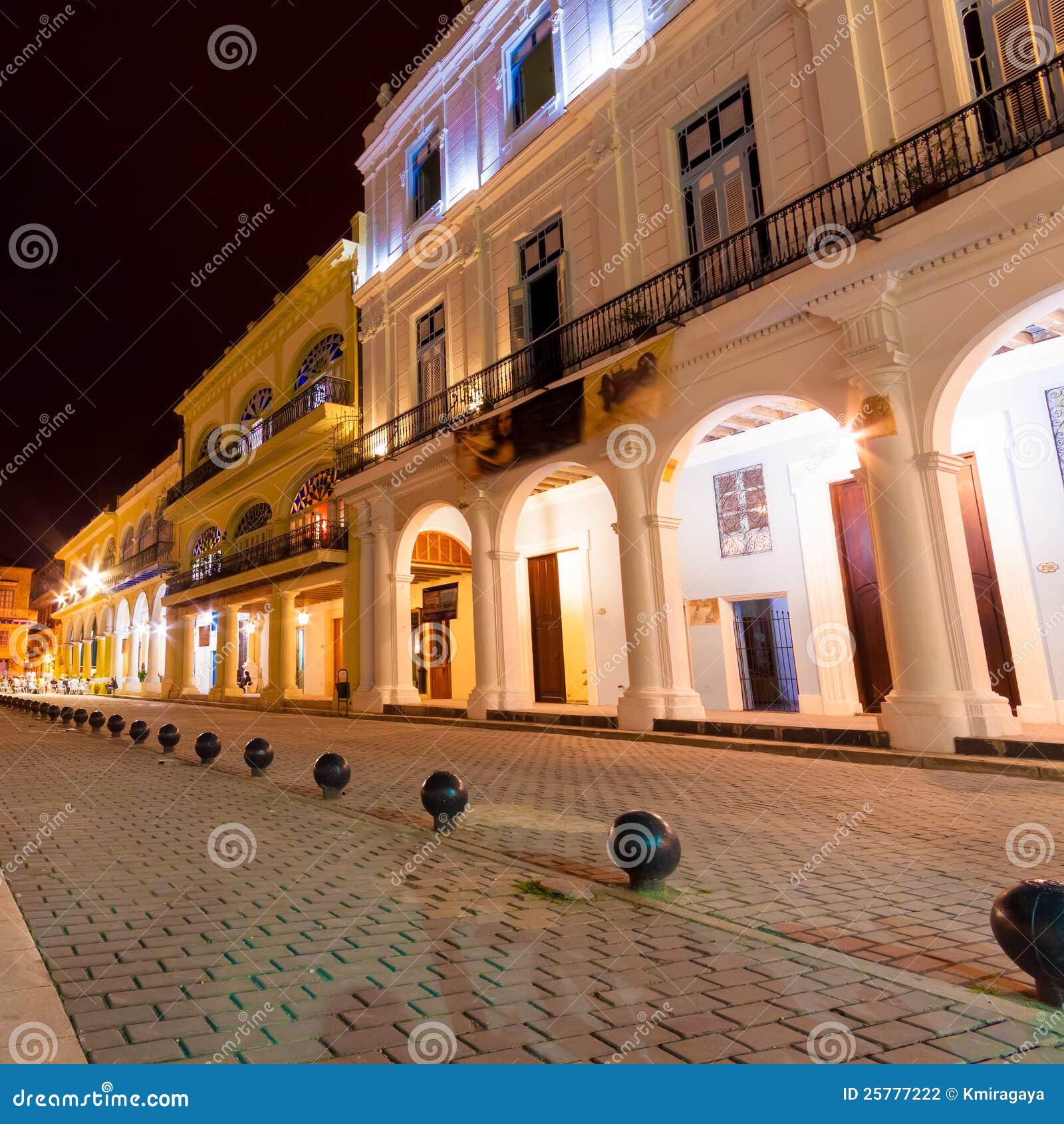 Edificios Coloniales En La Habana Vieja En La Noche Foto de archivo ...
