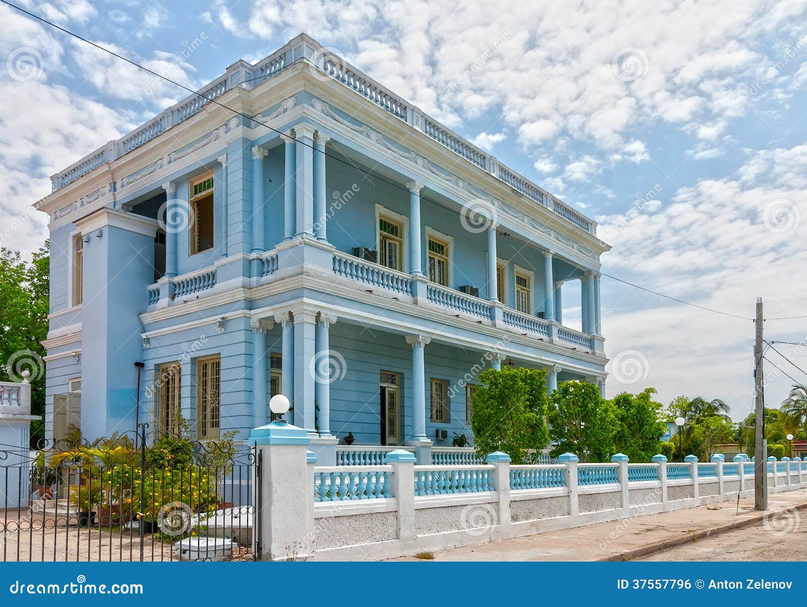 Edificios Coloniales Tradicionales Del Estilo Situados En La Calle ...